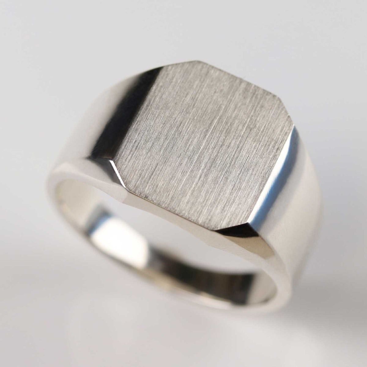 Cut Corner Rectangle Signet Ring – Aide-mémoire